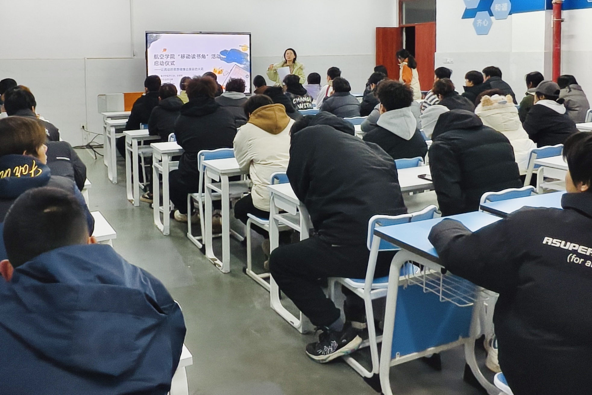 “漂流书架”入驻班级 航空学院“移动读书角”活动正式启动-湖北交通职业技术学院